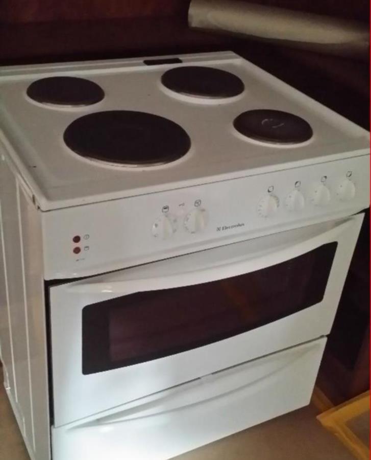 Elektrolux 70cm bred spis. 400v - trefas (+ kyl/frys) bortskänkes ...