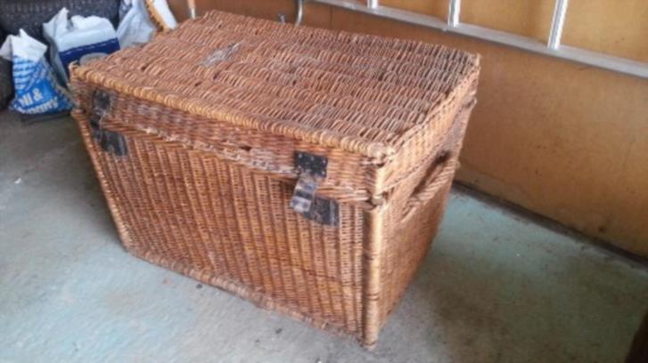 Stor och gammal korg med lock bortskänkes | Stockholm